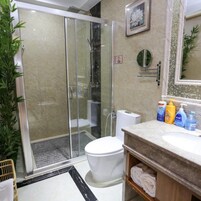 Quarto casal empresarial | Banheiro | Chuveiro, produtos de toalete grátis, chinelos
