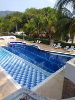 Piscina exterior, espreguiçadeiras