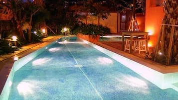 Piscina exterior, espreguiçadeiras