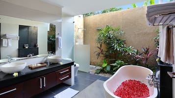 Villa, 1 quarto, piscina privativa | Casa de banho | Um polibã, artigos de higiene pessoal grátis, um secador de cabelo