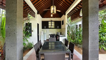 Villa, 1 quarto, piscina privativa | Cozinha privada | Um frigorífico, um micro-ondas, uma placa de cozinha