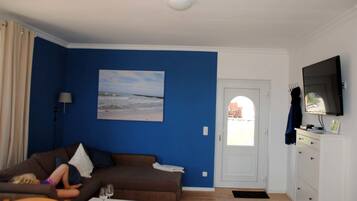 Casa Familiar, 2 quartos, vista para o jardim (Meeresbrise, Cleaning Fee EUR 50,00) | Sala de estar | TV de ecrã plano, leitor de DVD
