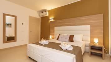 Apartamento Deluxe, kitchenette, vista para a piscina | Lençóis de algodão egípcio, roupa de alta qualidade, minibar