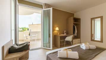 Apartamento Deluxe, kitchenette, vista para a piscina | Lençóis de algodão egípcio, roupa de alta qualidade, minibar