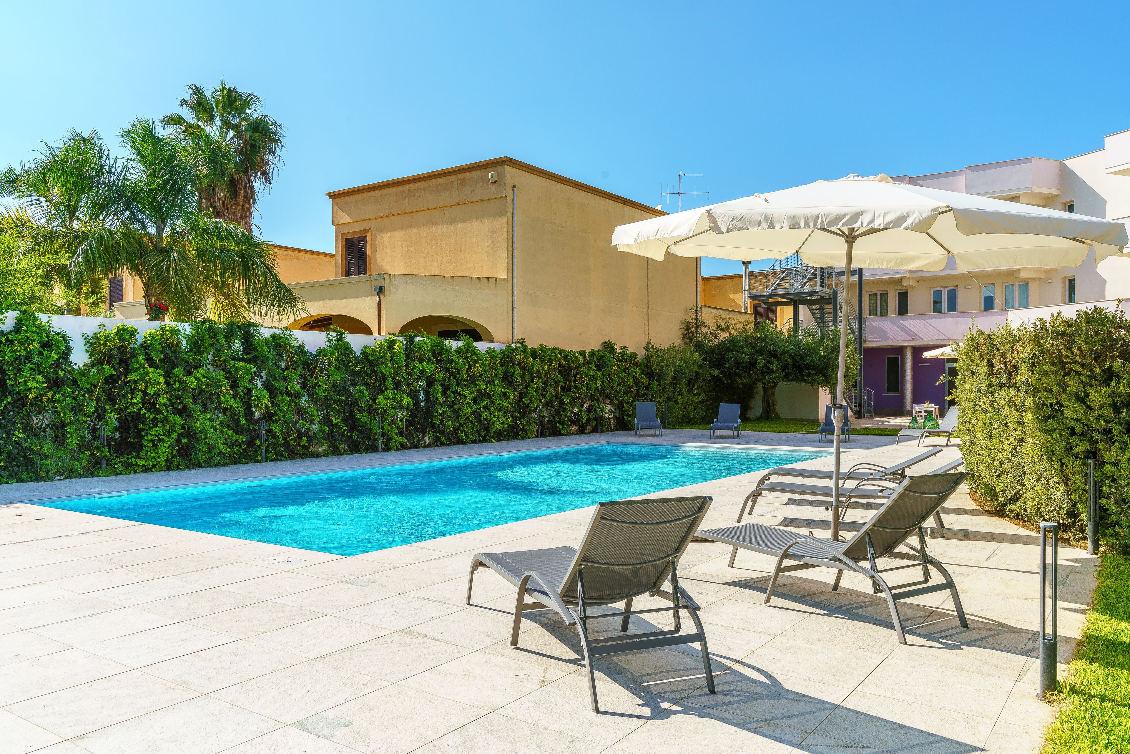 Piscina externa sazonal, funciona das 9h às 19h, espreguiçadeiras