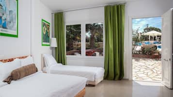 Quarto Superior, pátio, vista para a piscina | Vista do quarto