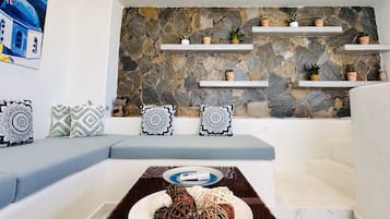 Casa Design, pátio, vista para a piscina | Sala de estar | Televisor de ecrã plano de 28 polegadas com canais via satélite