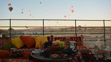 Pequenos-almoços servidos, com espaço para refeições ao ar livre