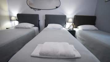Economy Triple Room, Non Smoking, Ensuite (R22) | 1 quarto, roupas de cama premium, camas Tempur-Pedic