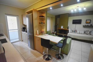 Apartamento urbano, 3 quartos, para não fumantes, cozinha (A1) | Área de estar | TV 32 polegadas com canais digitais, Netflix, serviços de streaming