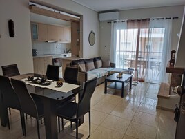 Economy Apartment, 3 Bedrooms, Non Smoking, Private Bathroom (A4) | Área de estar | TV 32 polegadas com canais digitais, Netflix, serviços de streaming