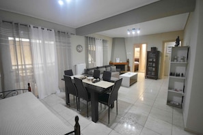 Apartamento urbano, 3 quartos, para não fumantes, cozinha (A3) | Área de estar | TV 32 polegadas com canais digitais, Netflix, serviços de streaming