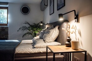 Estúdio, 1 cama de casal, vista para o jardim | Cofre no quarto, cortinas/cortinados opacos, ferro/tábua de engomar