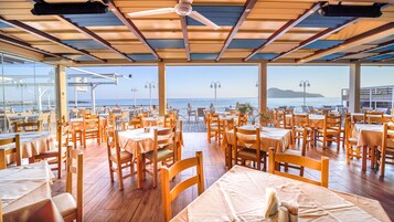 Pequeno-almoço tipo buffet diário (10 EUR por pessoa) 