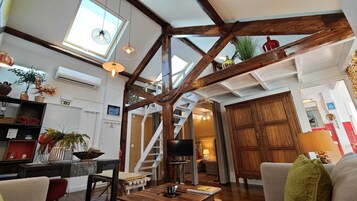 Estúdio Deluxe (Open - Space Studio 3/4) | Sala de estar | Televisor de ecrã plano de 80 polegadas com canais por cabo, televisor 