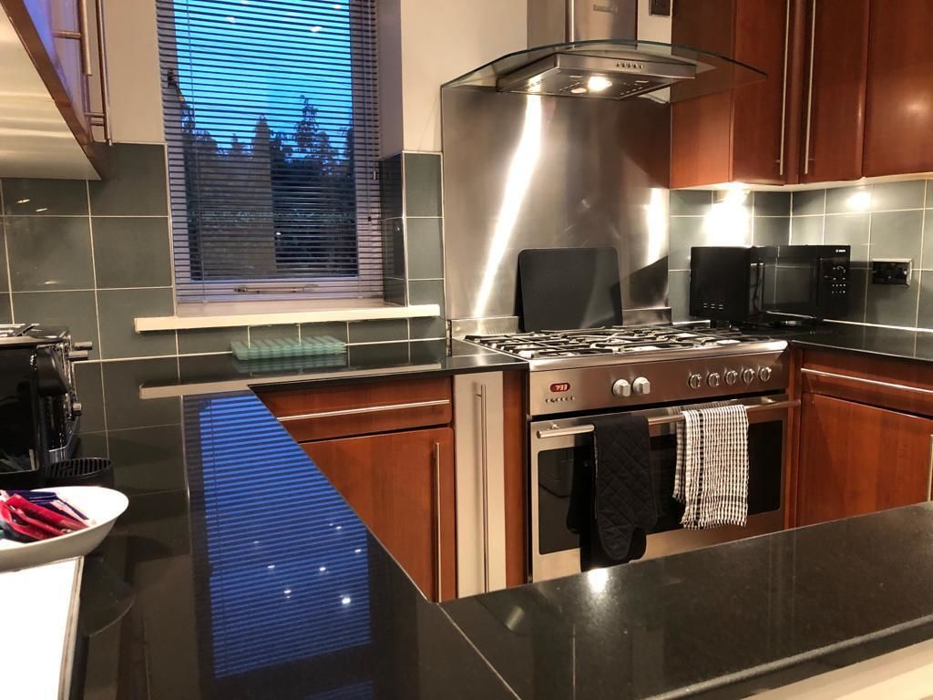 Casa Comfort, vista para o jardim | Cozinha privada | Um frigorífico, um micro-ondas, um forno, uma placa de cozinha 