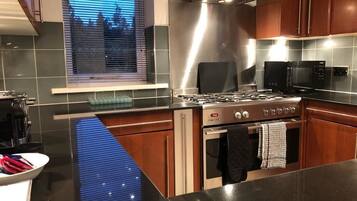 Casa Comfort, vista para o jardim | Cozinha privada | Um frigorífico, um micro-ondas, um forno, uma placa de cozinha