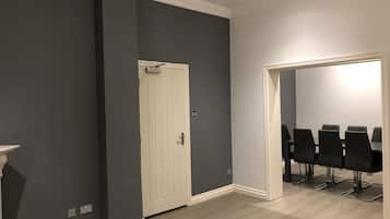 Casa Comfort, vista para o jardim | Sala | TV de ecrã plano