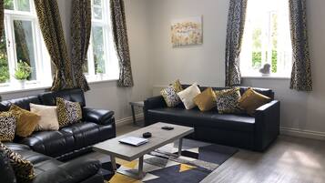 Casa Comfort, vista para o jardim | Sala de estar | TV de ecrã plano