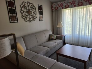 Condo, 2 quartos | Área de estar | TV de tela plana, lareira