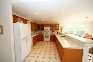 Geladeira, micro-ondas, cooktop, lava-louças