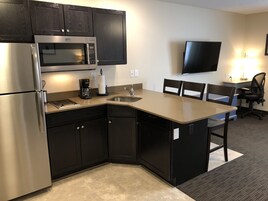 Standard 2 Queen Room | Área de estar | TV de tela plana 50 polegadas com canais de TV premium, TV, livros