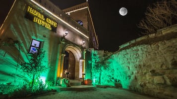 Fachada do alojamento (tarde/noite)