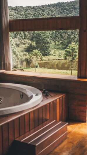 CHALET 6 PAIOL WITH HYDRO - LAKE VIEW | Banheira de hidromassagem privativa