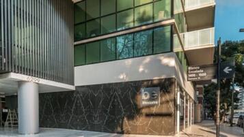 Um edifício moderno com amplas janelas e fachada de mármore preto.