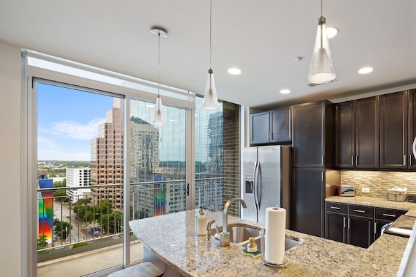 Apartamento Signature, 1 cama king-size e sofá-cama (Self Check-in with Virtual Front Desk) | Cozinha privada | Um micro-ondas, uma cafeteira/bule, uma chaleira elétrica