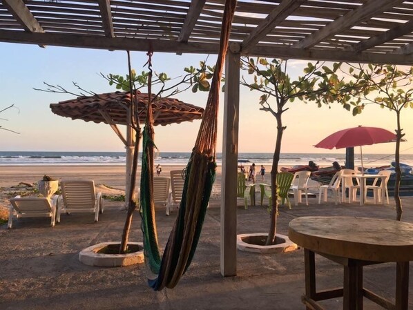 Na praia, espreguiçadeiras, guarda-sóis de praia