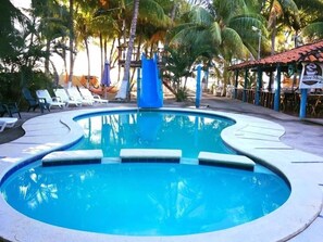 Piscina exterior, guarda-sóis, espreguiçadeiras