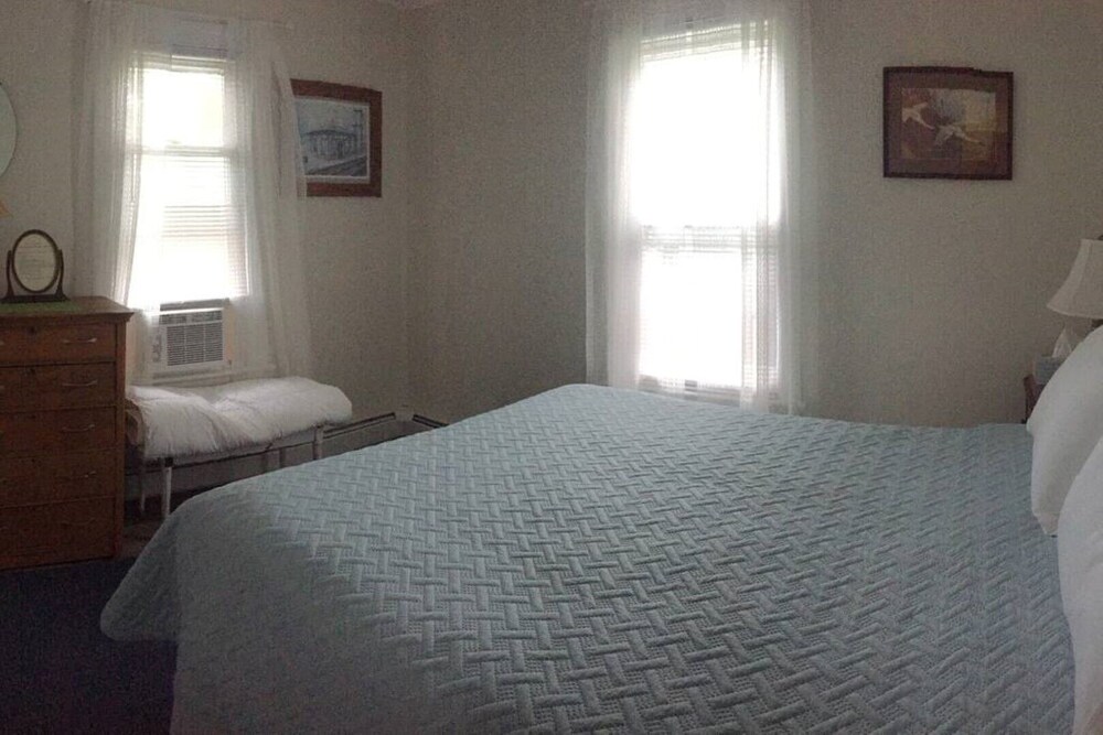 Quiet Lakefront Property On Cassadaga Lake Wifi & 2 Car Parking. - Fredonia, NY