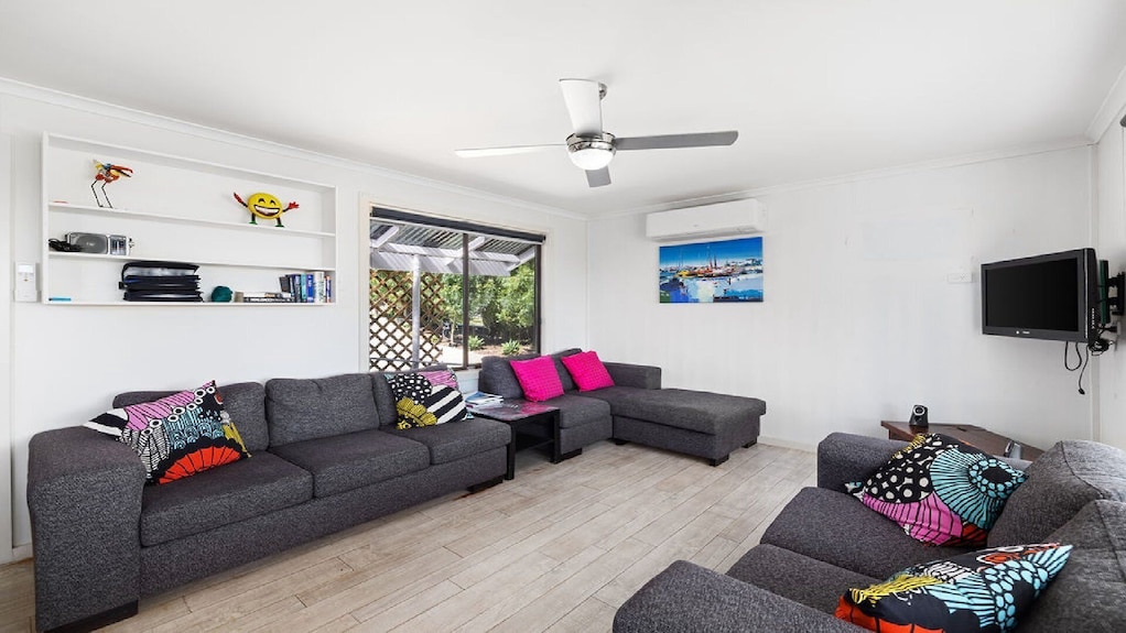 Endymion Is Ideally Situated On The Esplanade Close To All Town Facilities - Coffin Bay National Park