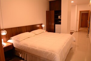 Minibar, cofre no quarto, secretária, ferro/tábua de engomar 