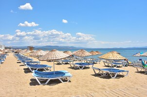 Uma praia privada nas proximidades, toldos de praia gratuitos