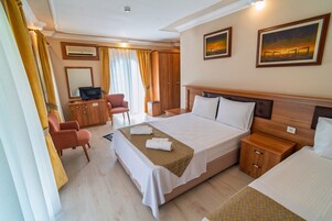 Quarto Triplo Familiar | Roupa de alta qualidade, minibar