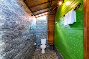 Bungalow Deluxe (Hut Garden View) | Casa de banho | Um polibã, um bidé, toalhas fornecidas, sabão 