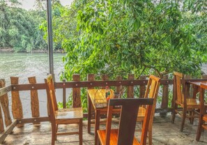 Café da manhã, almoço e jantar; culinária local