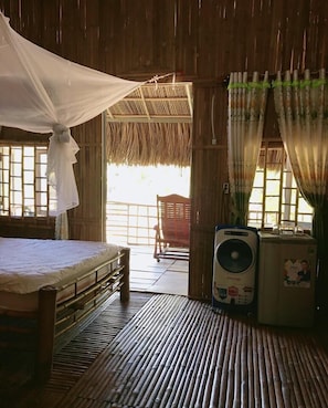 Quarto casal superior, vista para o rio | Banheiro | Chuveiro, chinelos, sabonete, shampoo