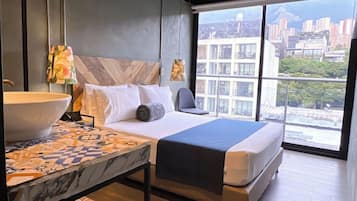 Quarto Superior, 1 cama de casal | Roupa de alta qualidade, secretária, ferro/tábua de engomar