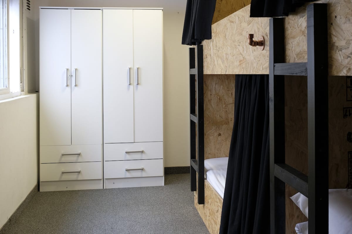 Shared Dormitory, Women only, 4 Beds | Roupa de alta qualidade, secretária