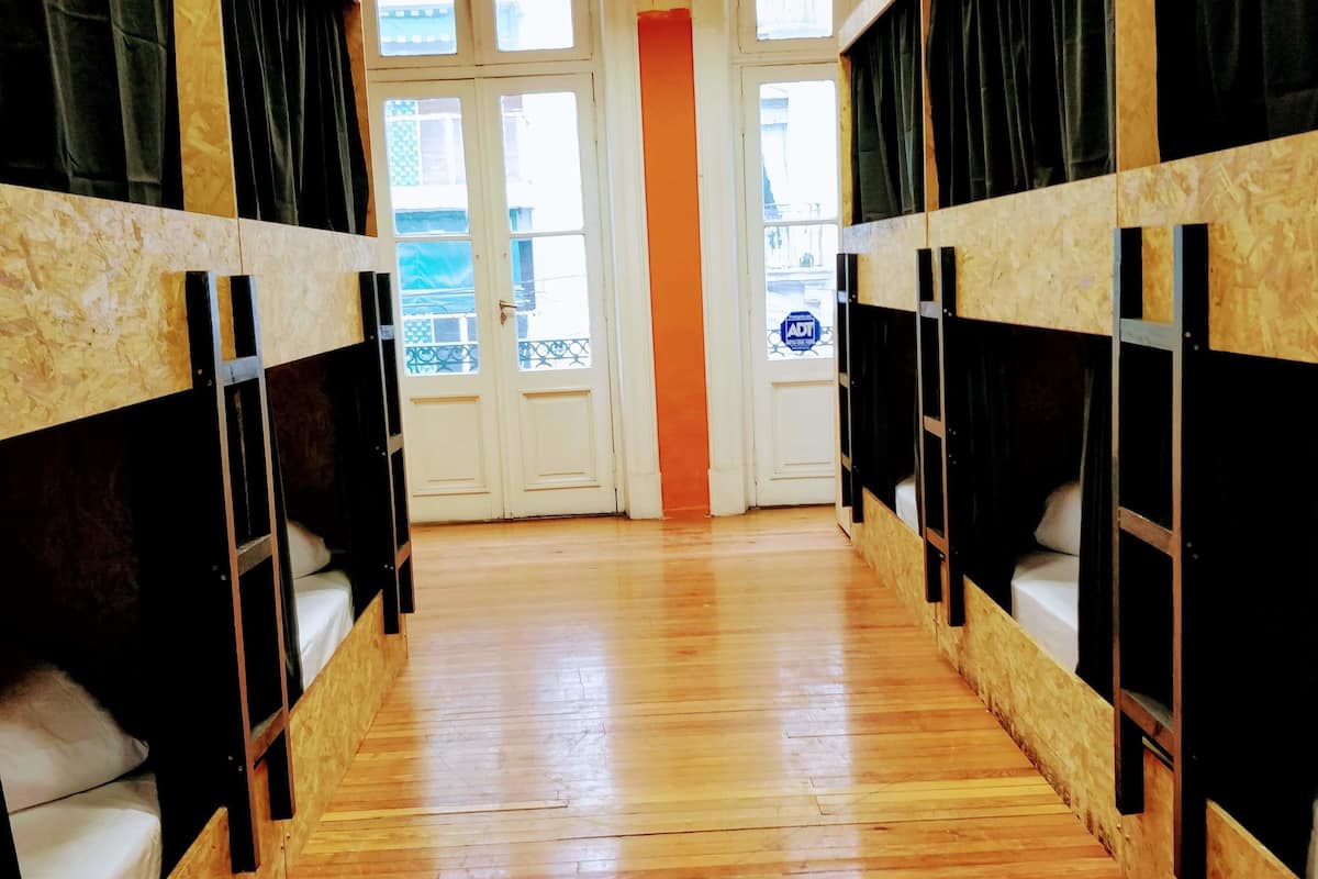 Shared Dormitory, Men only, 14 Beds | Roupa de alta qualidade, secretária