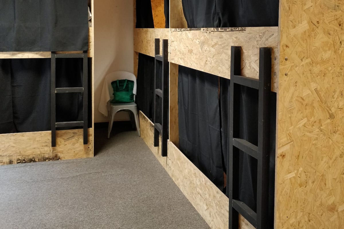 Shared Dormitory, Women only, 6 Beds | Roupa de alta qualidade, secretária
