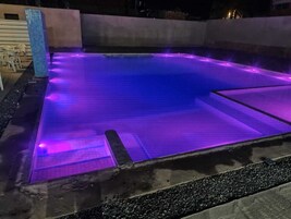 Piscina externa sazonal, guarda-sóis, espreguiçadeiras