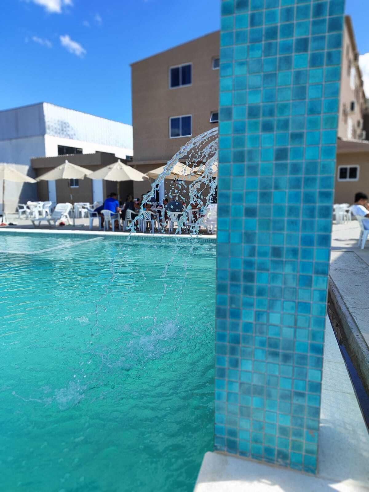 Piscina com cascata