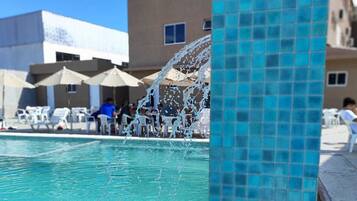 Piscina com cascata