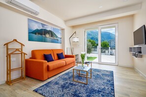 Apartamento standard, vista para a piscina | Área de estar | TV LCD