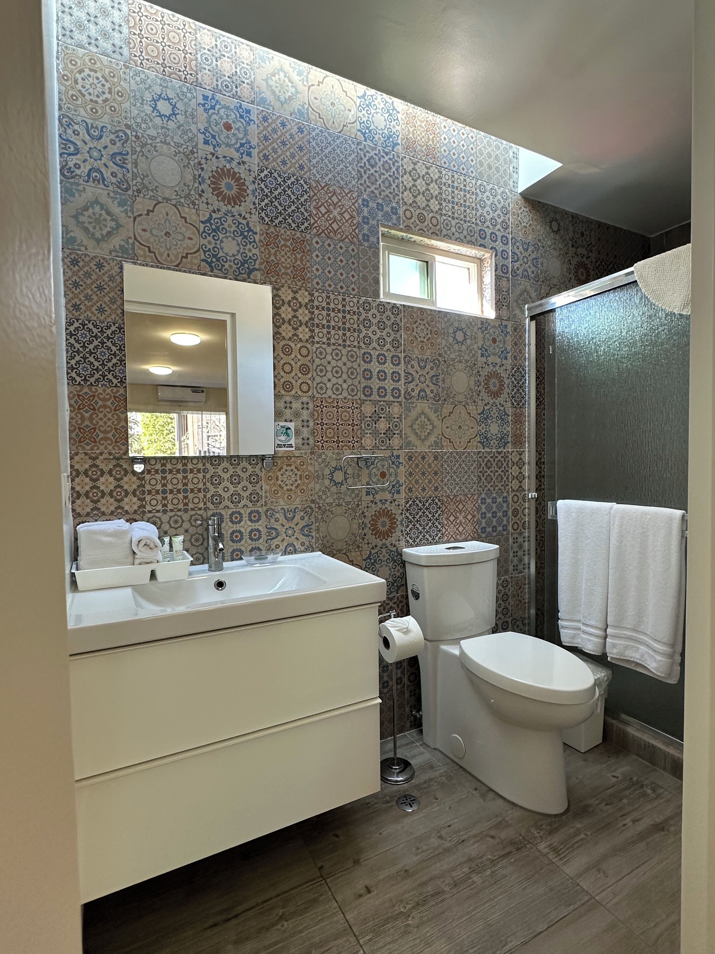 Chuveiro, toalhas de banho, sabonete, shampoo