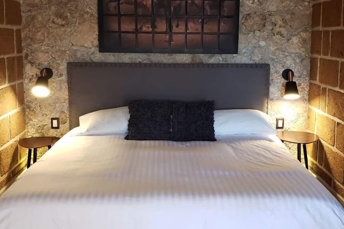 Quarto luxo | Ferros/tábuas de passar roupa, roupa de cama